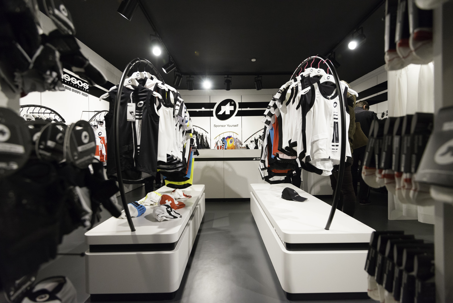 www.sportguide.ch - Neuer Assos Pro Shop in der Schweiz | Sportguide ...